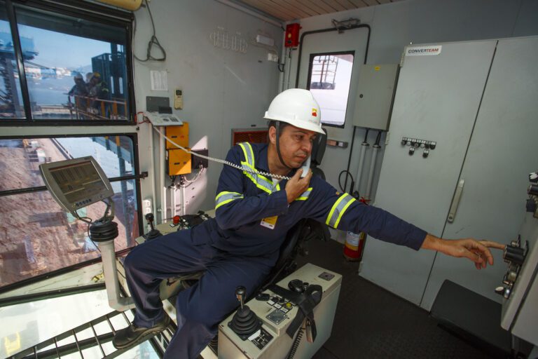 worldsteel_Ternium_Brazil_crane operator_1.jpg - worldsteel.org