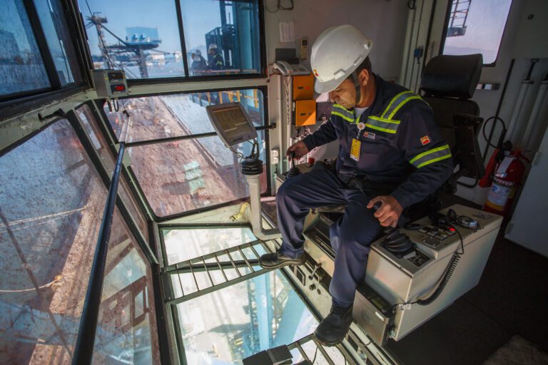 worldsteel_Ternium_Brazil_crane operator_2.jpg - worldsteel.org