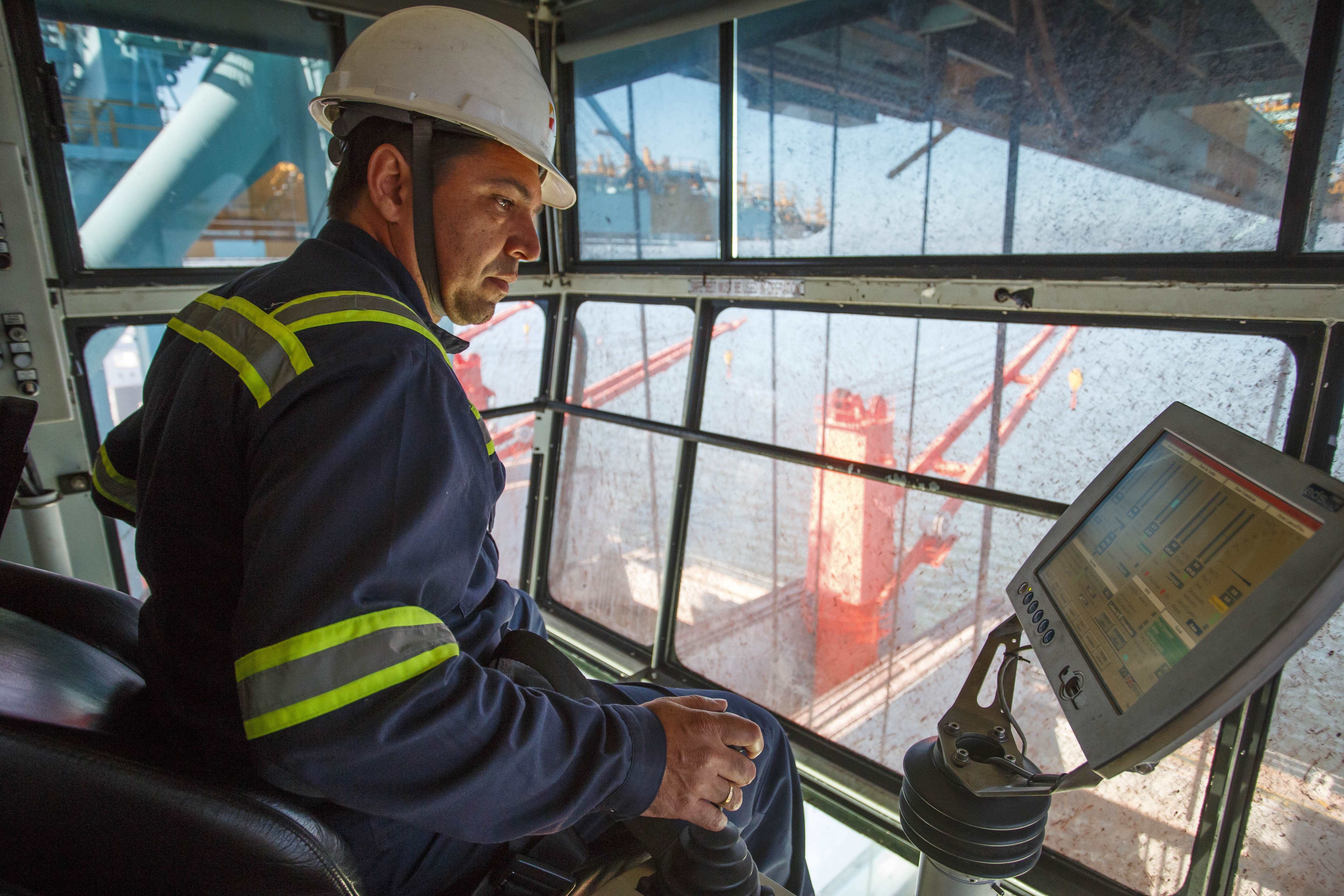 worldsteel_Ternium_Brazil_crane operator_3.jpg - worldsteel.org
